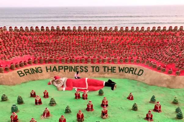 Sudarsan creates 1000 sand Santa Clauses for new world record